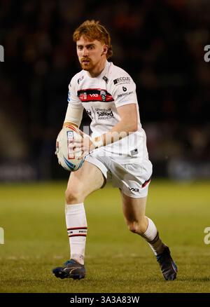 Kai Morgan des Red Devils de Salford réagit à un tacle d'essai lors du ...