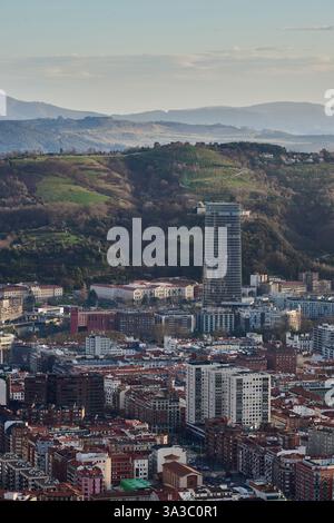 03-07-2025, Bilbao, vue verticale de la tour Iberdrola, Bilbao, pays ...