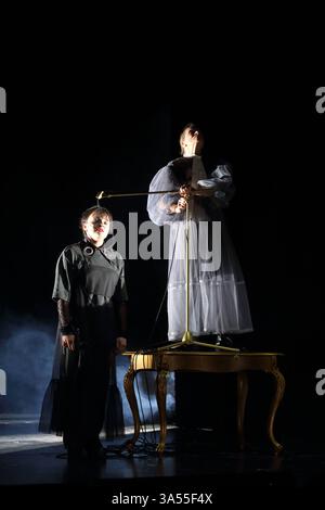 Nairi Hadodo und Kate Strong, v.l., während der Fotoprobe für das Stück Frankenstein im Maxim ...