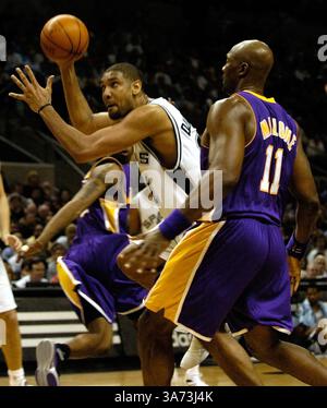 05 mai 2004 ; San Antonio, TX, États-Unis ; KEVIN WILLIS des Spurs ...