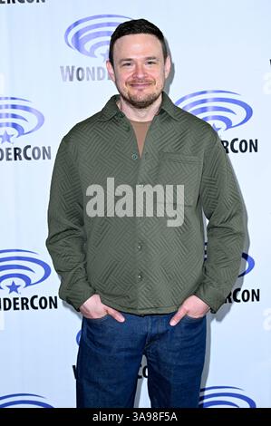 Jake Coburn beim Photocall zur NBC Serie The Hunting Party auf der Wondercon 2025 im Anaheim ...