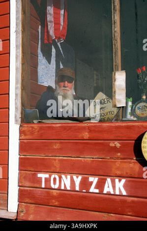 05 juin 1994 ; Anchorage, CA, États-Unis ; un couple regarde par leur ...