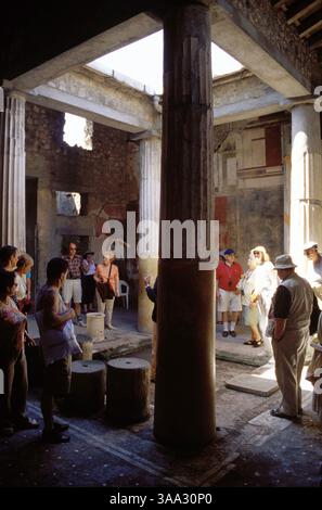 28 juillet 2006 ; Pompéi, ITALIE ; regard sur le cratère du Vésuve, un ...
