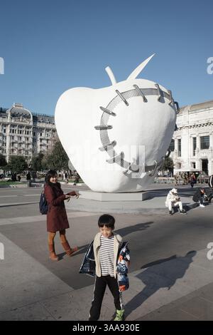 La grande pomme de Milan, une sculpture de Michelangelo Pistoletto ...