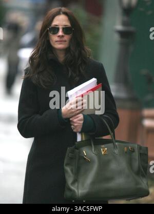 04 mars 2008 - New York, NY, USA - JULIA ROBERTS a repéré marcher ...