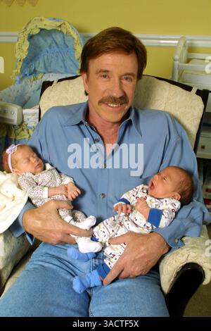 03 oct. 2001 ; Los Angeles, CA, États-Unis ; CHUCK NORRIS et sa femme ...