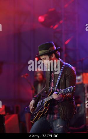 04 février 2012 : Dave Welsh de The Fray donne un concert pour DirecTV ...