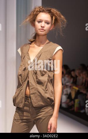 03 septembre 2008 - Tokyo, Japon - Un mannequin marche sur la piste ...