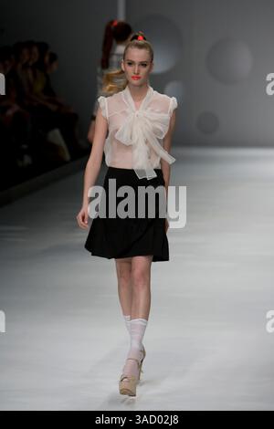 01 Sep 2008 - Tokyo, Japon - Un mannequin marche sur la piste portant ...