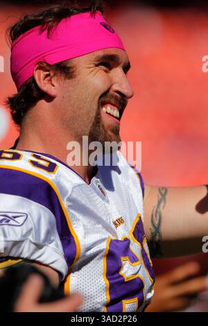 02 octobre 2011 : Jared Allen #69 du Minnesota s’échauffe avant le ...