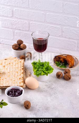 Assiette de séder traditionnelle de la Pâque avec repas symbolique pour ...