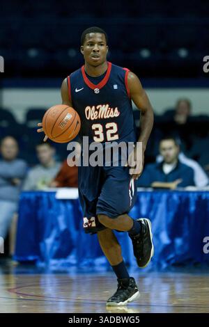 01 décembre 2011 : L'attaquant Terrance Henry d'Ole Miss Rebels se ...