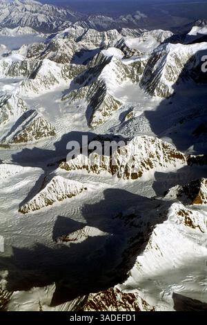 01 mai 2001 ; Alaska, États-Unis ; vue aérienne du mont McKinley et du ...