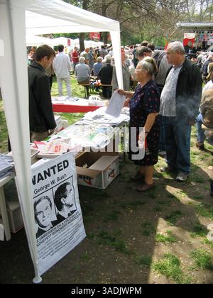 01 mai 2005 ; Budapest, HONGRIE ; Un stand vendant des livres et des ...