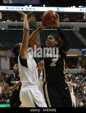 03 mars 2012 : L'avant/centre Nikki Greene (54 ans) des Lady Lions de ...