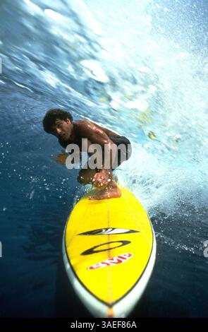 01 mars 1994 ; Del Mar, Californie, États-Unis ; un surfeur surfe sur ...