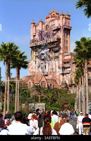 01 avril 2001 ; Orlando, FL, États-Unis ; les enfants jouent sur une ...