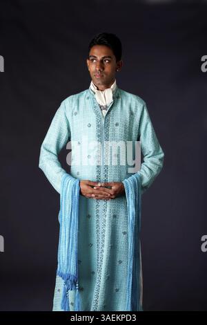 Belle indienne authentique homme hindou en tenue de groom ethniques ...