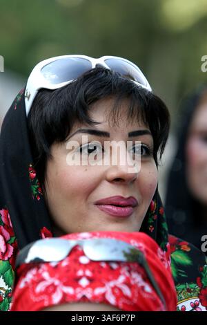 01 septembre 2005 ; Téhéran, IRAN ; trois filles iraniennes maquillées ...