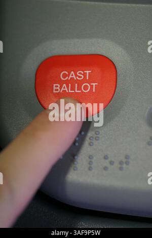 02 nov. 2004 ; Tustin, CA, États-Unis ; un électeur de Tustin, en ...