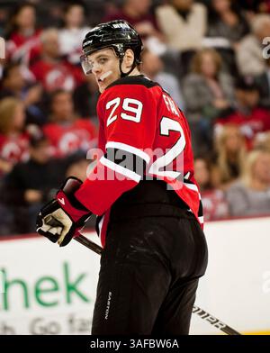 03 avril 2012 : le défenseur des Devils Mark Fayne (29 ans) reçoit un ...