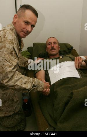 05 août 2004 ; Camp Fallujah, Irak ; Gen. PETER PACE, le vice-président ...