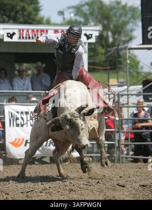 2012 juil 07 : Garrett Hinds of Buffalo, MO chevauche Baby Huey pendant ...