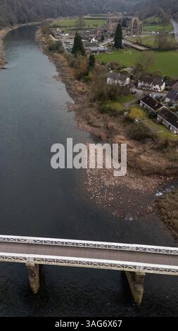 Le vieux pont de tramway Wireworks traverse la rivière Wye à Tintern ...