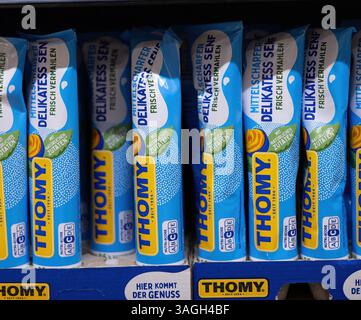 L'emballage bleu accrocheur des tubes à moutarde Thomy met en valeur ...