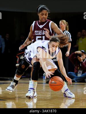 01 mars 2009 : Shalee Lehning #5 des Wildcats de l'État du Kansas lance ...