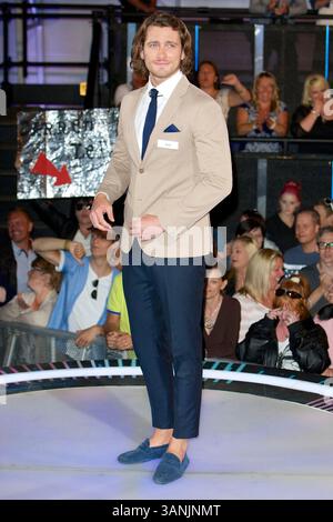 Ash Harrison entre dans la maison Big Brother à Elstree Studio à ...