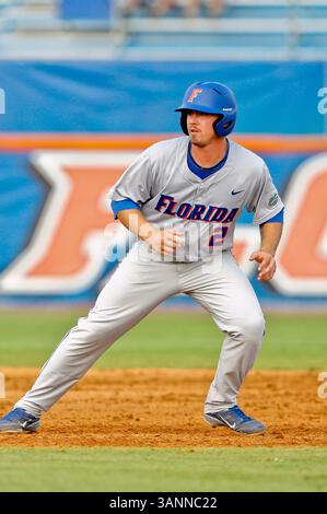 05 juin 2011 : Florida Gators INF Josh Adams (2) jette à la première ...