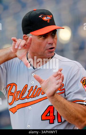 04 août 2011 : Rick Adair #41 de Baltimore parle à un joueur avant le ...