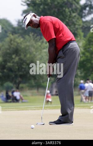 01 mai 2011 : Vijay Singh regarde son tir du 18e tee lors de la finale ...
