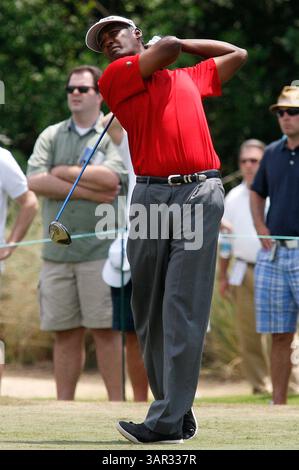 01 mai 2011 : Vijay Singh regarde son tir depuis le 18e fairway lors de ...