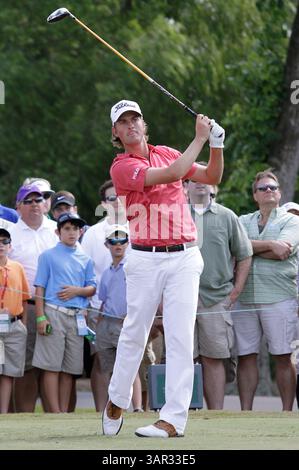 01 mai 2011 : Webb Simpson, à gauche, regarde son tir du 9ème tee alors ...