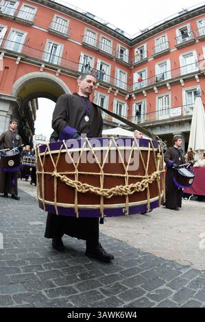 Les gens avant la procession de Tamborrada à la Plaza Mayor madrid le ...