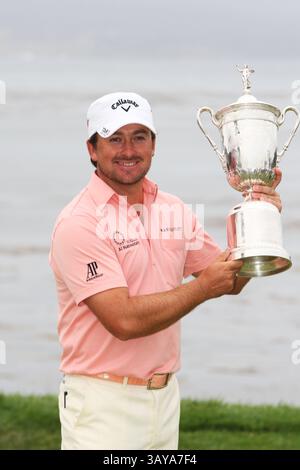 20 juin 2010 : Graeme McDowell d'Irlande du Nord sort d'un bunker sur ...