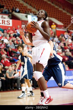 03 janvier 2011 : L'attaquant de Rutgers, Chelsey Lee (52), reproche à ...