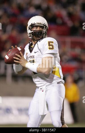 2010 nov 13 : Wyoming QB Austyn Carta-Samuels (5) passe à Alvester ...