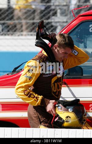 2011 février 27 : David Ragan, conducteur de l'UPS Ford #6, marche vers ...