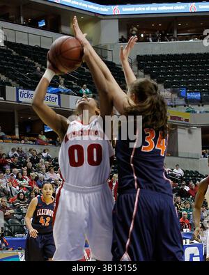 03 mars 2011 : la garde des Badgers du Wisconsin Taylor Wurtz (2) et l ...