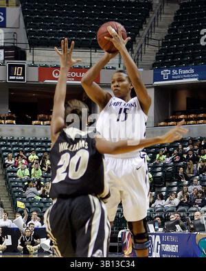 04 mars 2011 : L'attaquant/centre Nikki Greene (54) des Lady Lions de ...