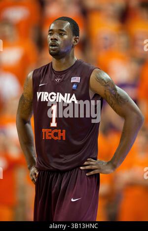 05 mars 2011 : Terrell Bell (1) de Virginia Tech cherche à faire une ...