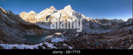 Vue en soirée sur l'Everest depuis la vallée de Gokyo avec deux ...