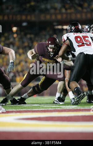 2010 septembre 25 : Ryan Collado (2) du Minnesota tente de retirer le ...