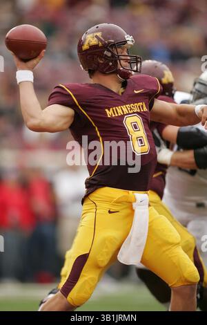 2010 OCT 2 : Minnesota QB Adam Weber (8) points lors d'un match de ...