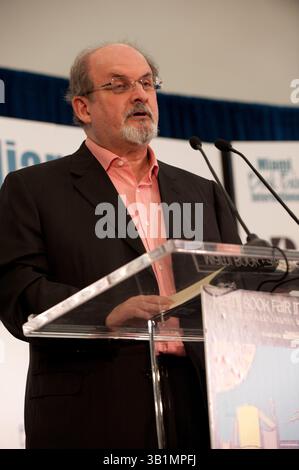 20 novembre 2010 - Miami, Floride, États-Unis - le romancier et essayiste britannique-indien ...