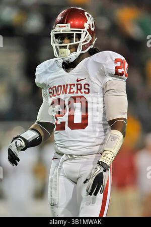 20 NOV. 2010 : . Oklahoma Sooners Running Back Roy Finch #22 est frappé ...
