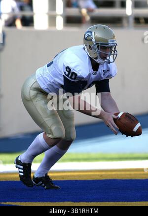 02 octobre 2010 : le punter #90 de l'UC Davis Colton Schmidt en action ...